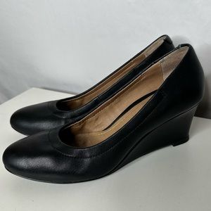 Vionic | Shoes | Vionic Black Lux Camden Wedge Heel Closed In Toe ...